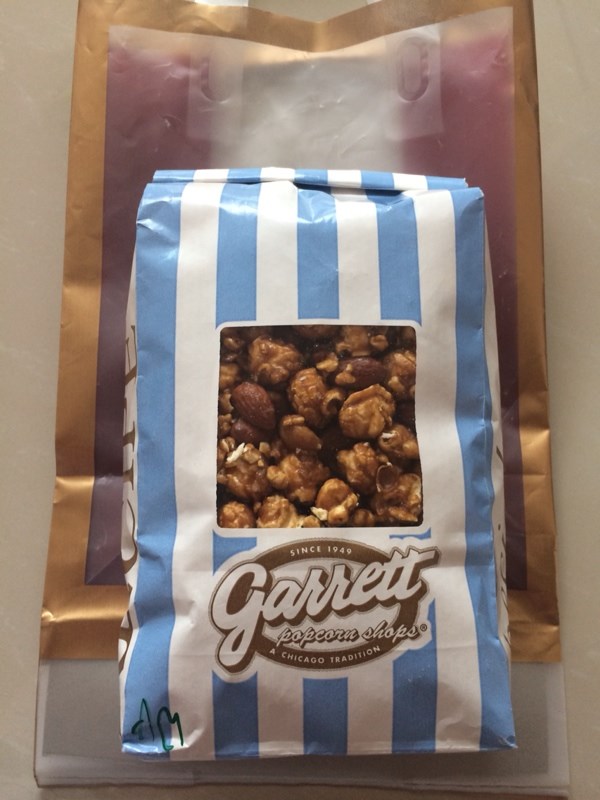 Macadamia and almond pop corn - รูปภาพร้าน Garrett Popcorn (การ์เร็ต ...