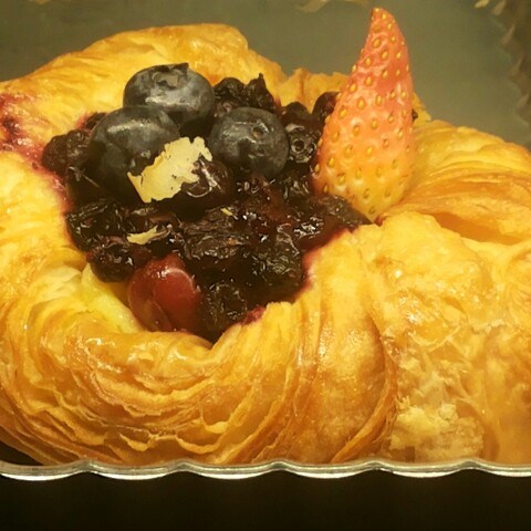 mixed berry danish - รูปภาพร้าน Starbucks Coffee (สตาร์บัคส์) ใน หนอง ...