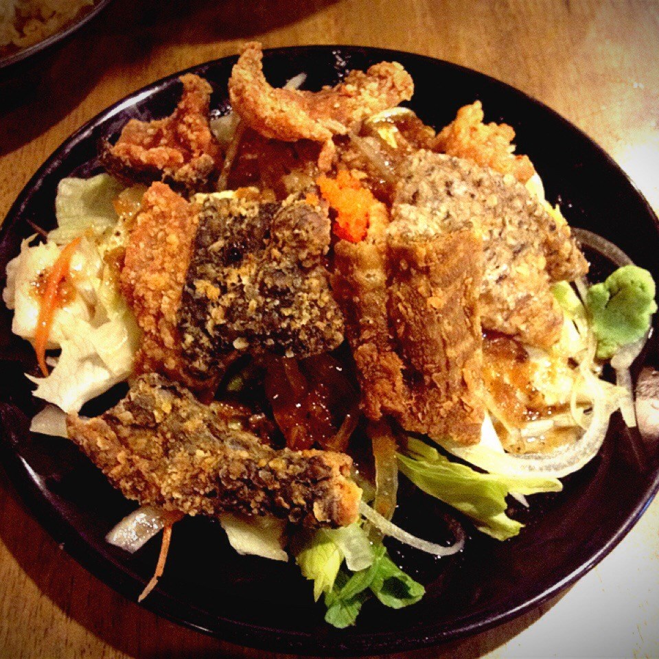 Deep-Fried Salmon skin salad - รูปภาพร้าน ทาไดมะ ใน พระโขนง กรุงเทพและ ...