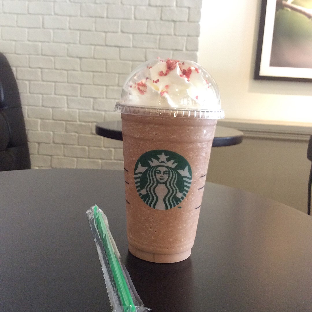 Strawberry red velvet mocha frappuccino - รูปภาพร้าน Starbucks Coffee ...